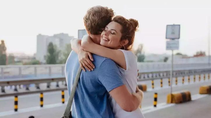 আজ বিশেষ দিন: ‘চলো জড়িয়ে ধরি’ দিবস