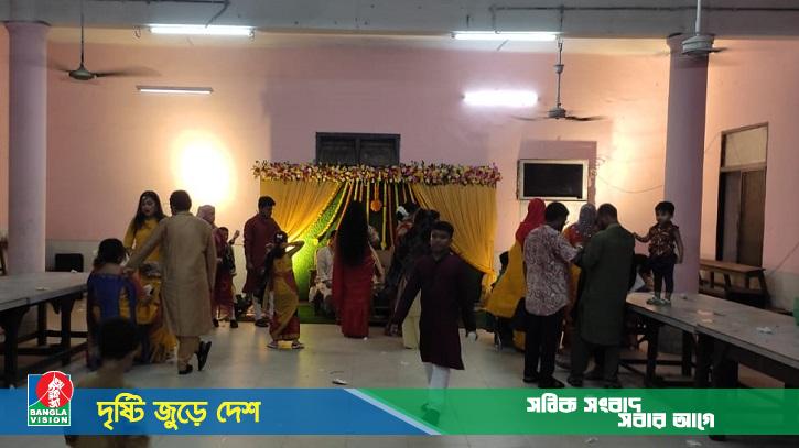 ঢাকা কলেজের হলে শিক্ষকের মেয়ের গায়ে হলুদ, খাবার বন্ধ ৪শ শিক্ষার্থীর