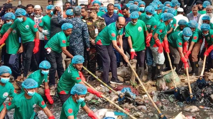 স্বেচ্ছাসেবী নিয়ে মেয়র আতিকের প্যারিস খালে অভিযান