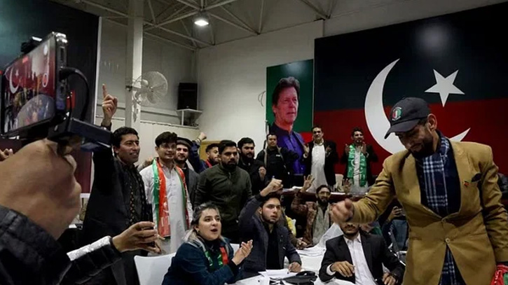 পাকিস্তানে নির্বাচন: এগিয়ে আছে ইমরান খানের দলের প্রার্থীরা